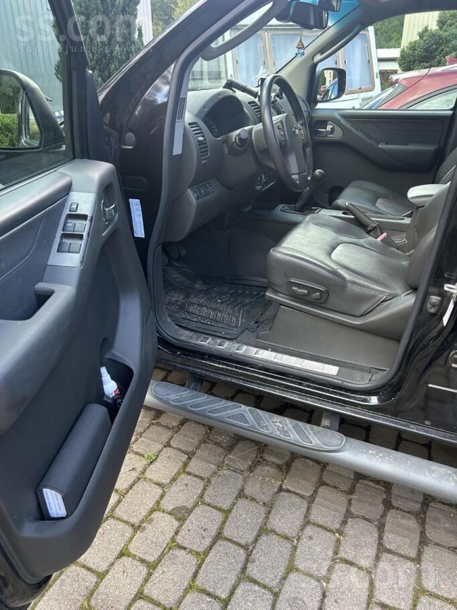 Black Nissan Navara 2007 in Riga, with an engine capacity of 2.50 L and mileage of 138 thousand km for 13000 €, photo 13 on AUTOMOTO.COM.LV