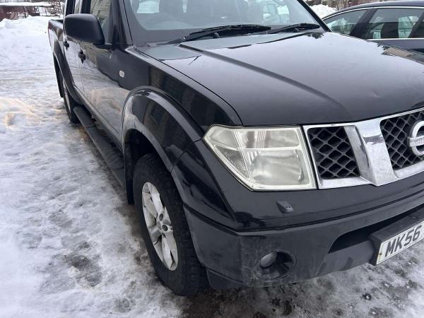 Black Nissan Navara 2008 in Raseiniai, with an engine capacity of 2.49 L and mileage of 230 thousand km for 2700 €, photo 2 on AUTOMOTO.COM.LV