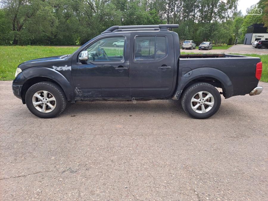 Black Nissan Navara 2008 in Panevezys, with an engine capacity of 2.50 L and mileage of 174 thousand km for 4000 €, photo 5 on AUTOMOTO.COM.LV