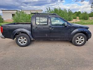 Black Nissan Navara 2008 in Panevezys, with an engine capacity of 2.50 L and mileage of 174 thousand km for 4000 €, photo 6 on AUTOMOTO.COM.LV