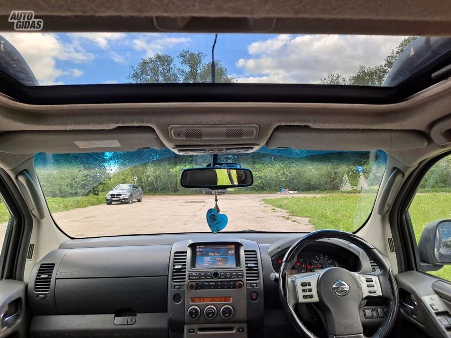 Black Nissan Navara 2008 in Panevezys, with an engine capacity of 2.50 L and mileage of 174 thousand km for 4000 €, photo 8 on AUTOMOTO.COM.LV