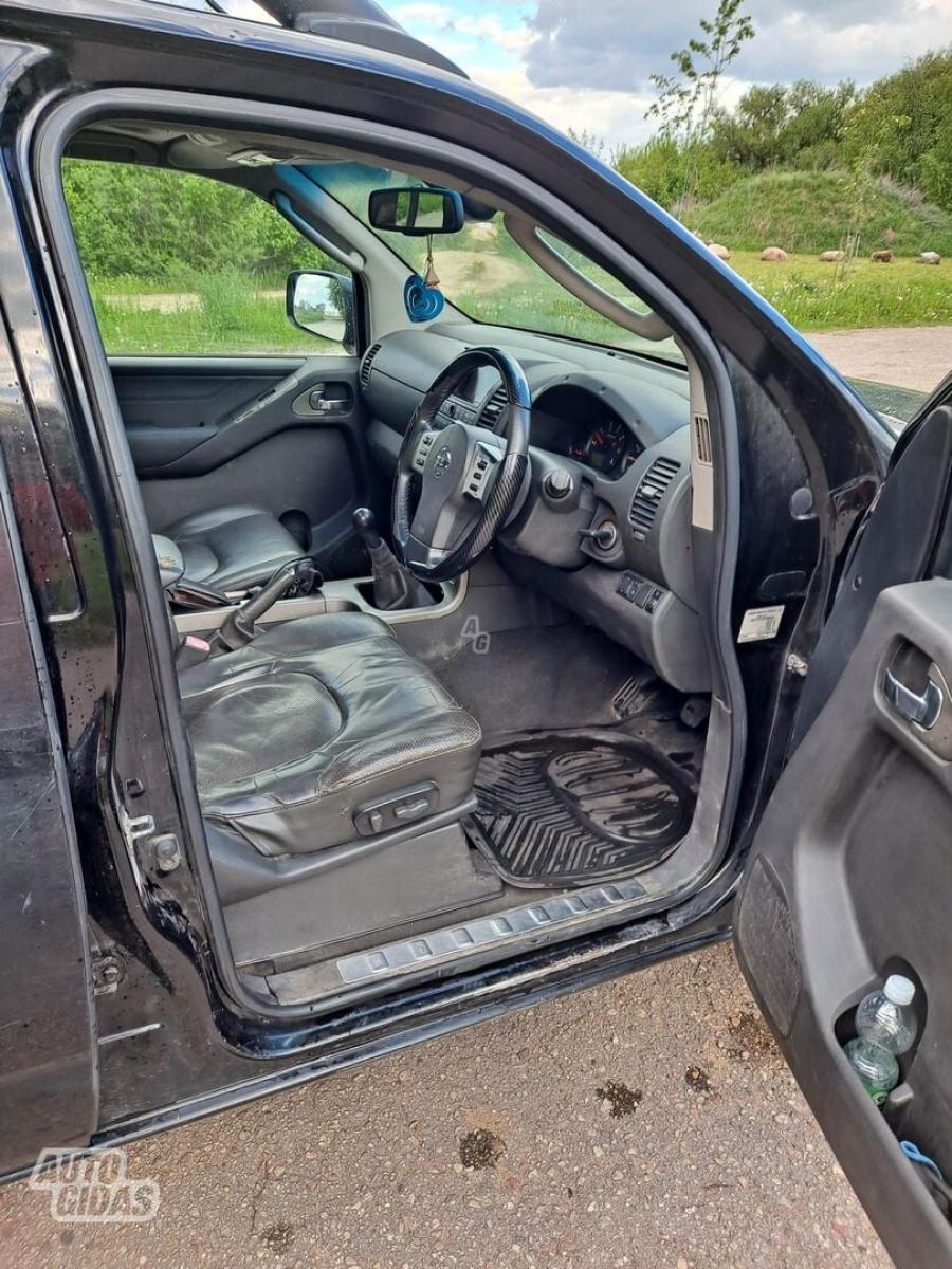 Black Nissan Navara 2008 in Panevezys, with an engine capacity of 2.50 L and mileage of 174 thousand km for 4000 €, photo 9 on AUTOMOTO.COM.LV