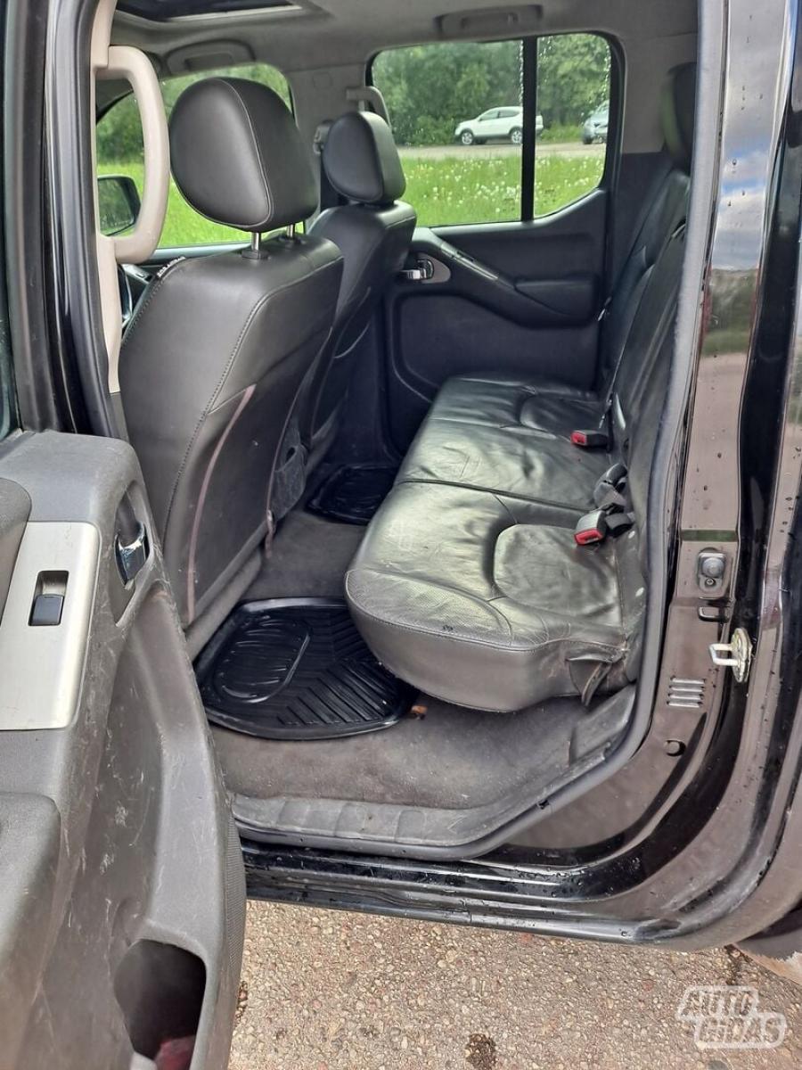 Black Nissan Navara 2008 in Panevezys, with an engine capacity of 2.50 L and mileage of 174 thousand km for 4000 €, photo 10 on AUTOMOTO.COM.LV