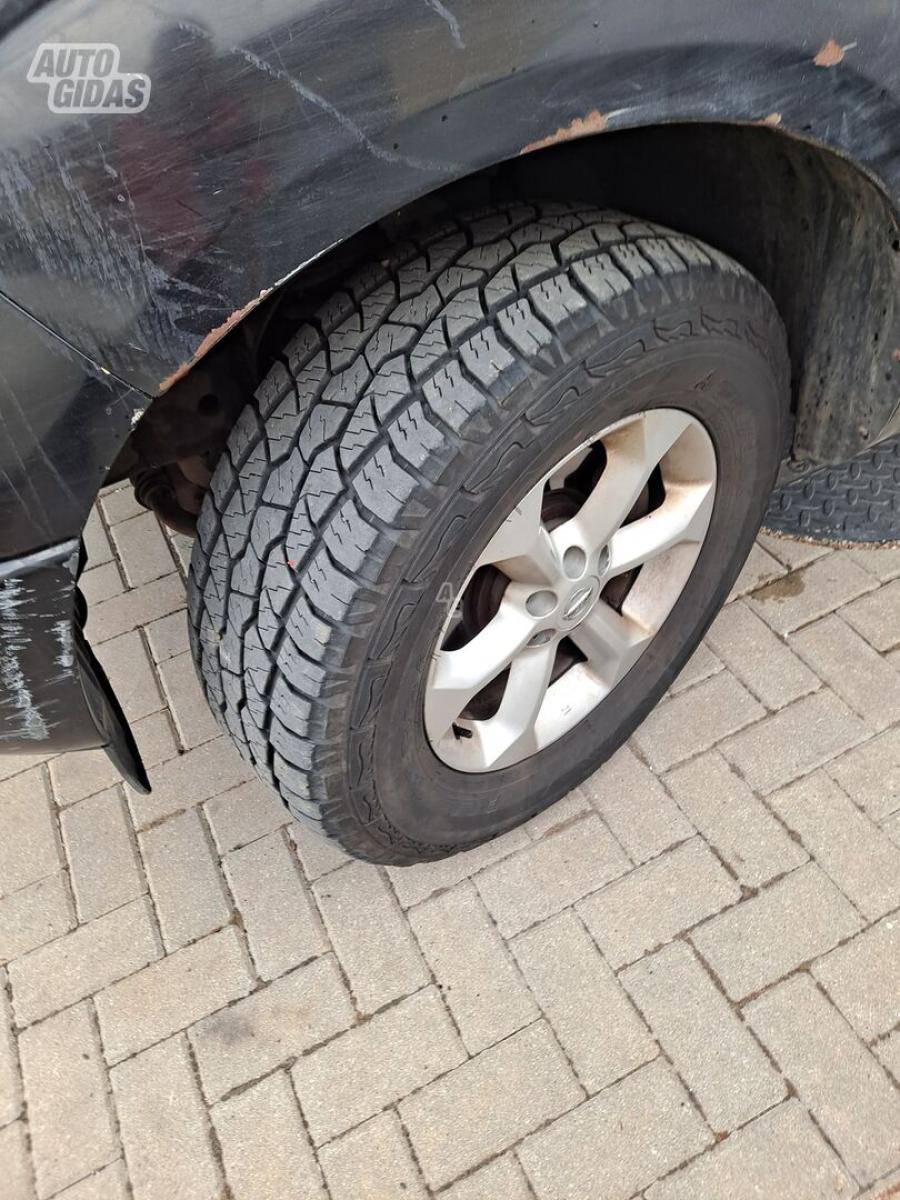 Black Nissan Navara 2008 in Panevezys, with an engine capacity of 2.50 L and mileage of 174 thousand km for 4000 €, photo 12 on AUTOMOTO.COM.LV