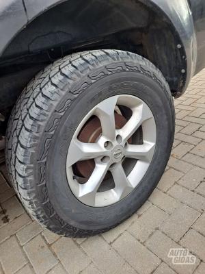 Black Nissan Navara 2008 in Panevezys, with an engine capacity of 2.50 L and mileage of 174 thousand km for 4000 €, photo 13 on AUTOMOTO.COM.LV
