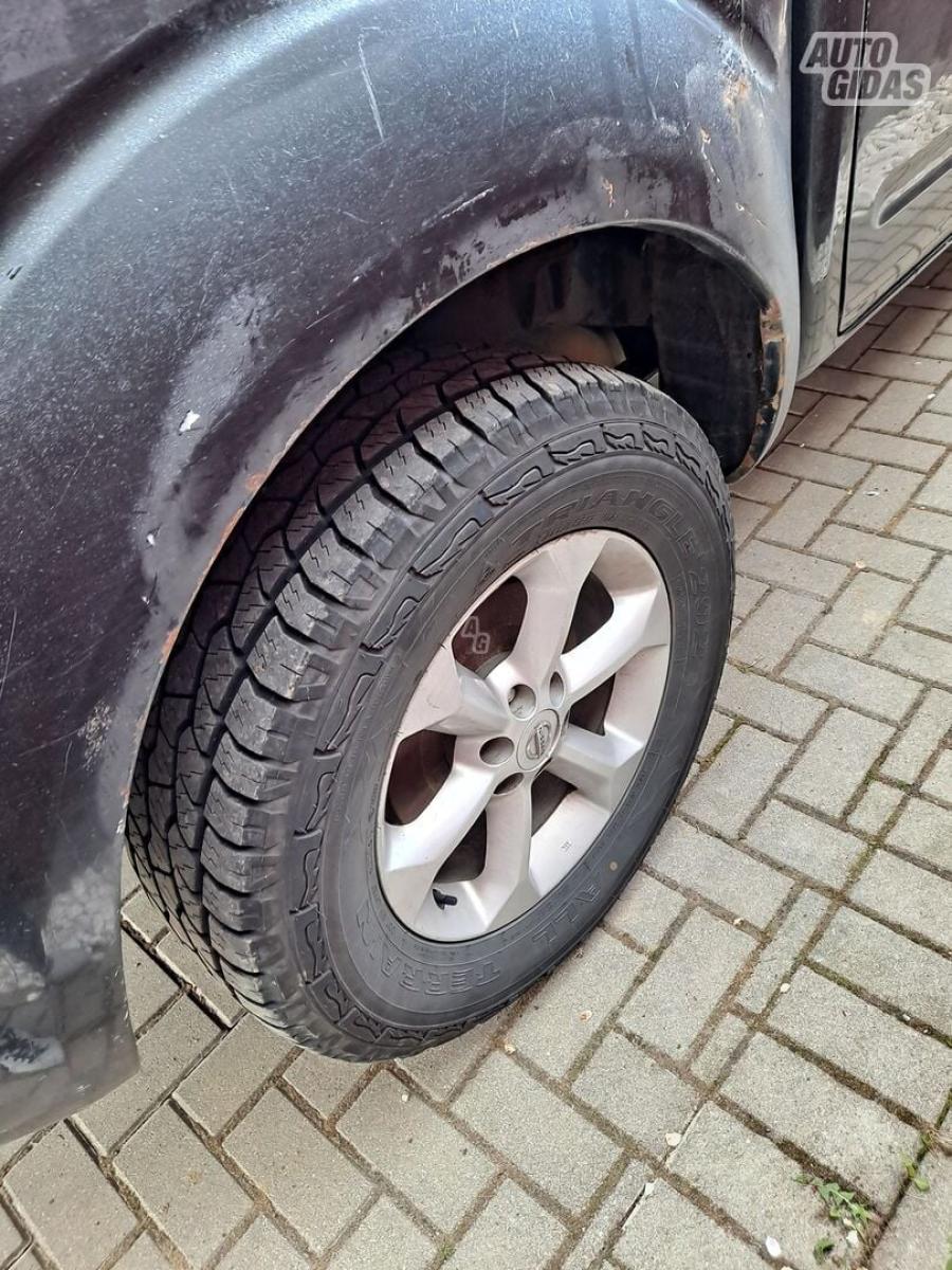 Black Nissan Navara 2008 in Panevezys, with an engine capacity of 2.50 L and mileage of 174 thousand km for 4000 €, photo 14 on AUTOMOTO.COM.LV