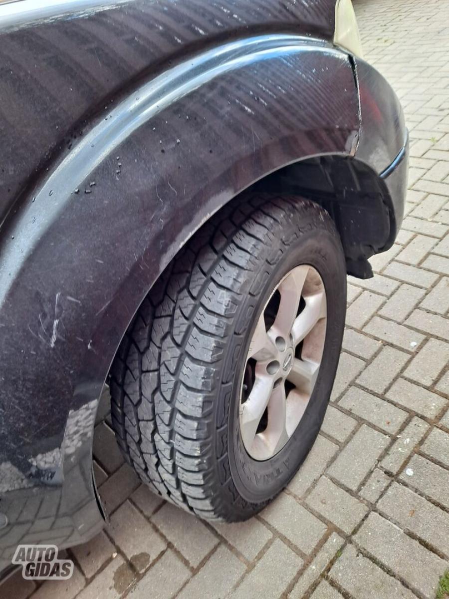 Black Nissan Navara 2008 in Panevezys, with an engine capacity of 2.50 L and mileage of 174 thousand km for 4000 €, photo 15 on AUTOMOTO.COM.LV