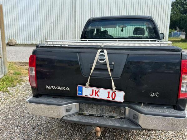 Black Nissan Navara 2008 in Vilnius, with an engine capacity of 2.49 L and mileage of 260 thousand km for 3999 €, photo 3 on AUTOMOTO.COM.LV