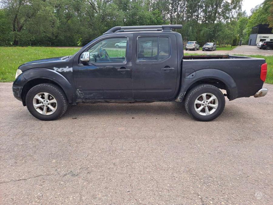Black Nissan Navara 2008 in Panevezys, with an engine capacity of 2.50 L and mileage of 174 thousand km for 3600 €, photo 5 on AUTOMOTO.COM.LV
