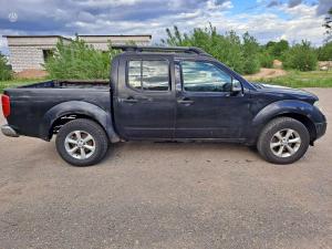 Black Nissan Navara 2008 in Panevezys, with an engine capacity of 2.50 L and mileage of 174 thousand km for 3600 €, photo 6 on AUTOMOTO.COM.LV