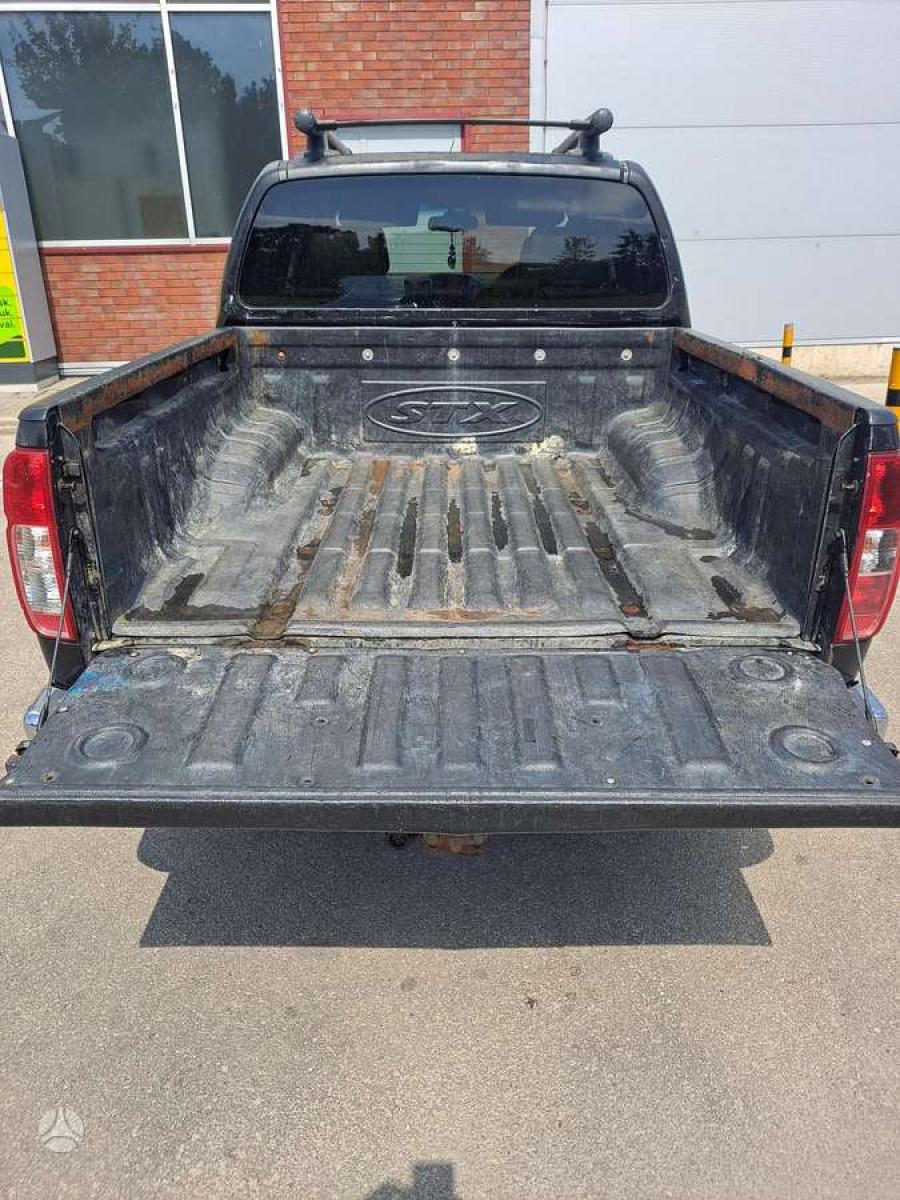 Black Nissan Navara 2008 in Panevezys, with an engine capacity of 2.50 L and mileage of 174 thousand km for 3600 €, photo 7 on AUTOMOTO.COM.LV