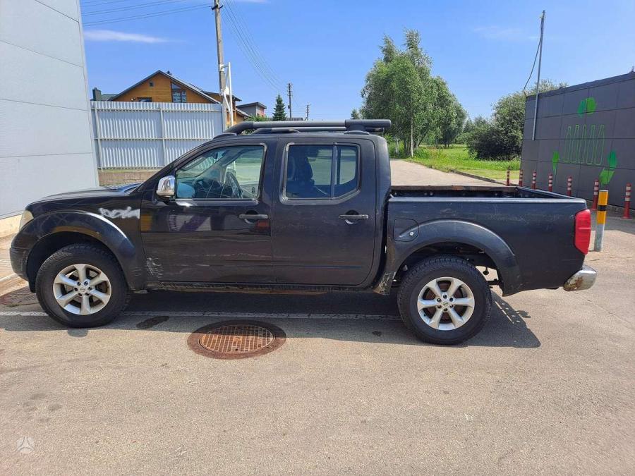 Black Nissan Navara 2008 in Panevezys, with an engine capacity of 2.50 L and mileage of 174 thousand km for 3600 €, photo 11 on AUTOMOTO.COM.LV