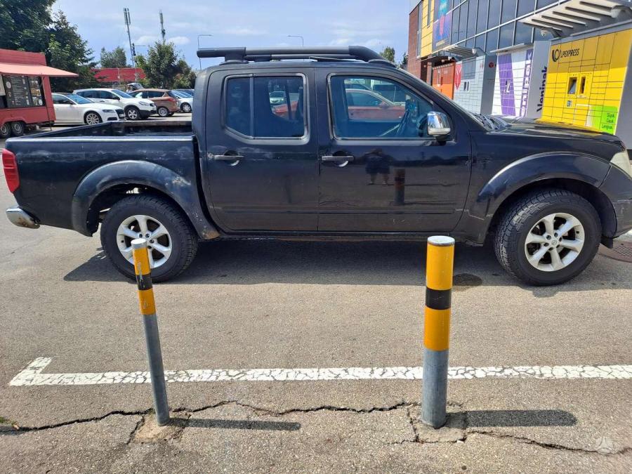 Black Nissan Navara 2008 in Panevezys, with an engine capacity of 2.50 L and mileage of 174 thousand km for 3600 €, photo 12 on AUTOMOTO.COM.LV