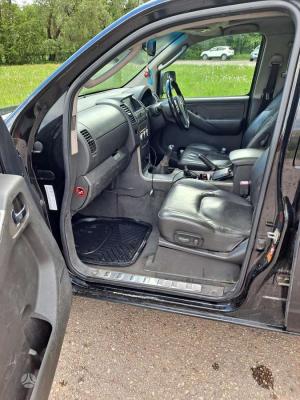 Black Nissan Navara 2008 in Panevezys, with an engine capacity of 2.50 L and mileage of 174 thousand km for 3600 €, photo 13 on AUTOMOTO.COM.LV