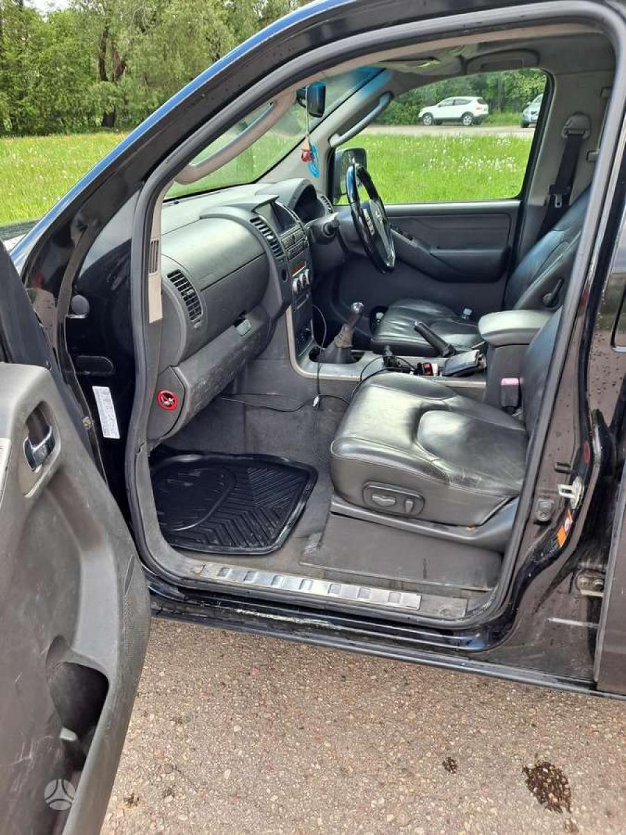 Black Nissan Navara 2008 in Panevezys, with an engine capacity of 2.50 L and mileage of 174 thousand km for 3600 €, photo 13 on AUTOMOTO.COM.LV