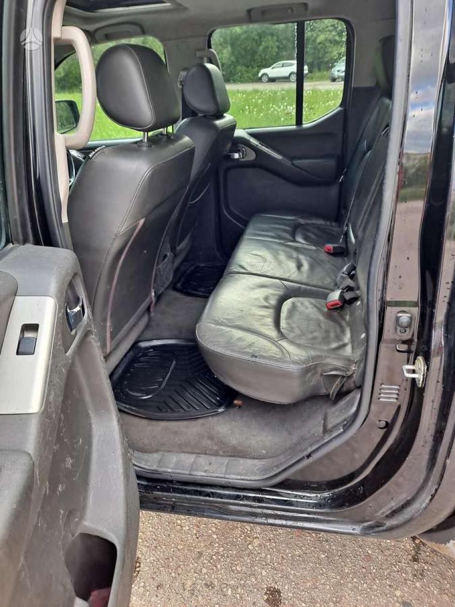 Black Nissan Navara 2008 in Panevezys, with an engine capacity of 2.50 L and mileage of 174 thousand km for 3600 €, photo 16 on AUTOMOTO.COM.LV