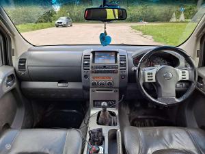 Black Nissan Navara 2008 in Panevezys, with an engine capacity of 2.50 L and mileage of 174 thousand km for 3600 €, photo 17 on AUTOMOTO.COM.LV