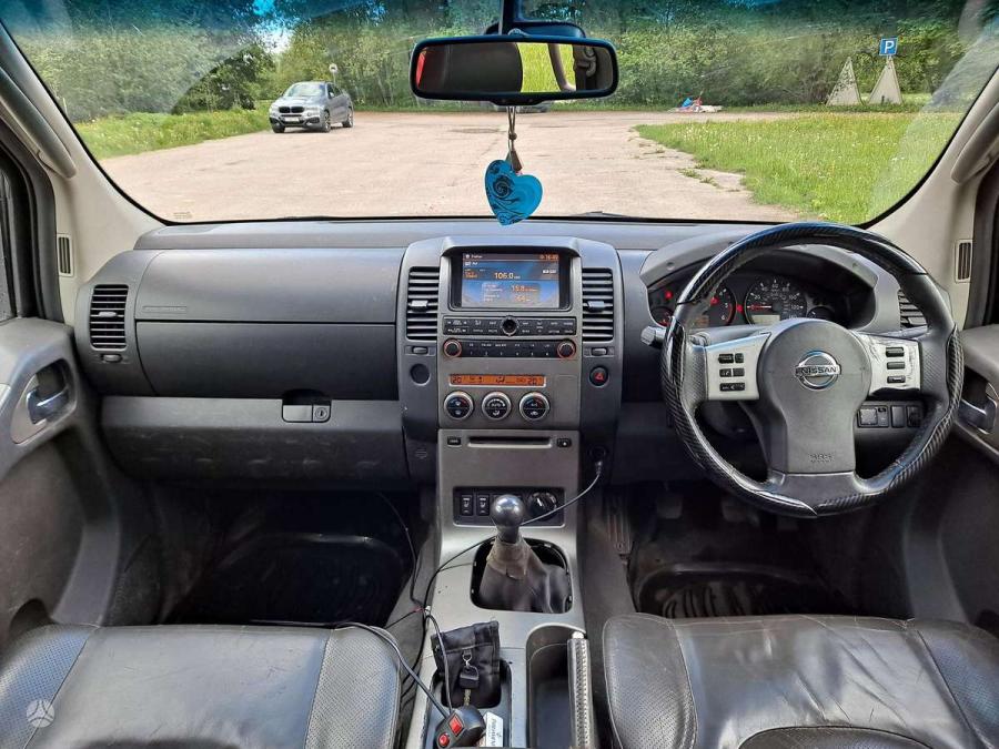 Black Nissan Navara 2008 in Panevezys, with an engine capacity of 2.50 L and mileage of 174 thousand km for 3600 €, photo 17 on AUTOMOTO.COM.LV