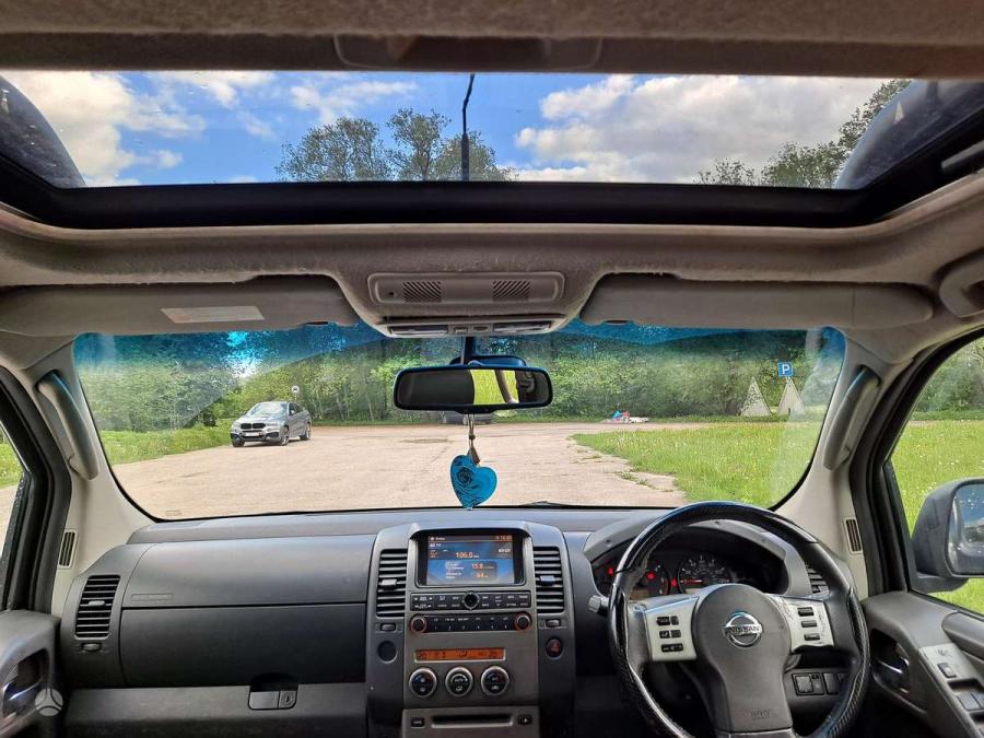 Black Nissan Navara 2008 in Panevezys, with an engine capacity of 2.50 L and mileage of 174 thousand km for 3600 €, photo 18 on AUTOMOTO.COM.LV