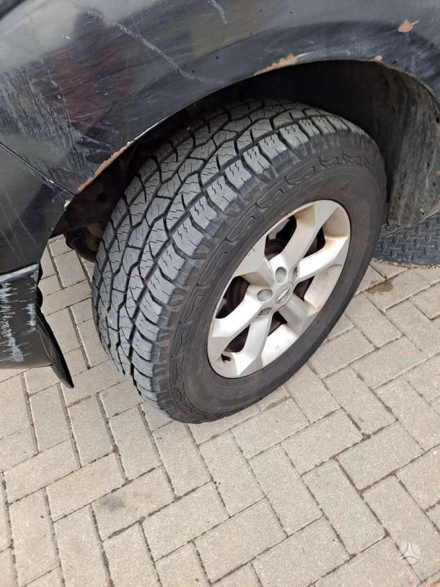 Black Nissan Navara 2008 in Panevezys, with an engine capacity of 2.50 L and mileage of 174 thousand km for 3600 €, photo 21 on AUTOMOTO.COM.LV