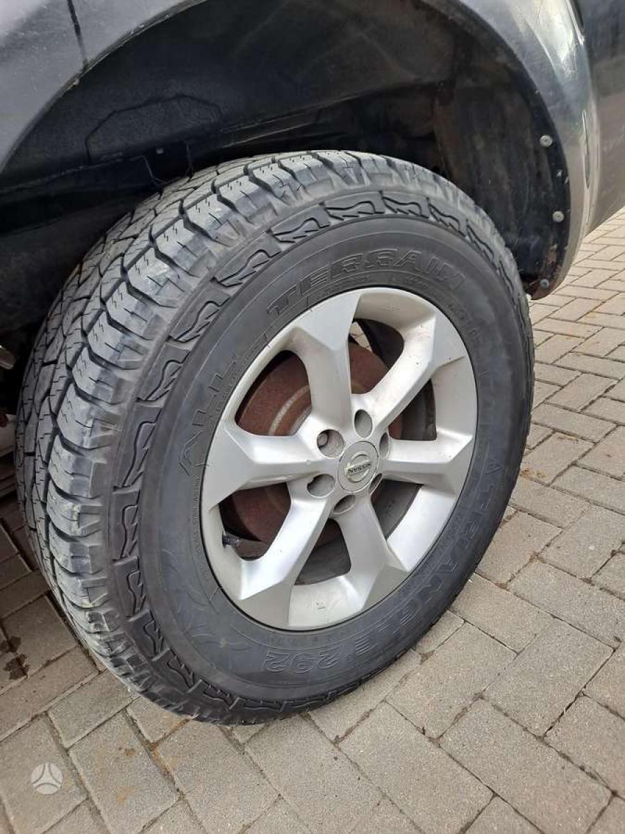 Black Nissan Navara 2008 in Panevezys, with an engine capacity of 2.50 L and mileage of 174 thousand km for 3600 €, photo 22 on AUTOMOTO.COM.LV