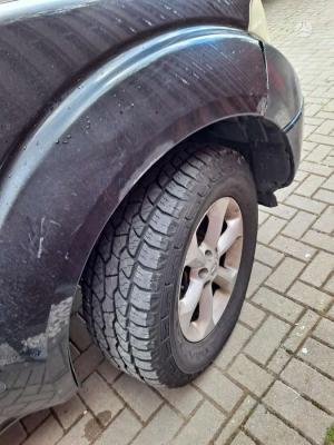 Black Nissan Navara 2008 in Panevezys, with an engine capacity of 2.50 L and mileage of 174 thousand km for 3600 €, photo 23 on AUTOMOTO.COM.LV