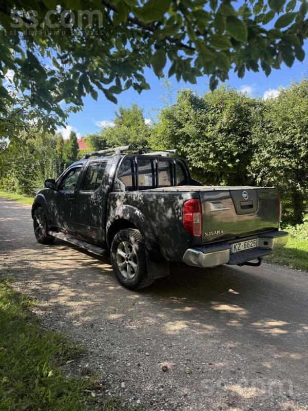 Black Nissan Navara 2008 in Liepaja, with an engine capacity of 2.50 L and mileage of 0 thousand km for 2400 €, photo 3 on AUTOMOTO.COM.LV