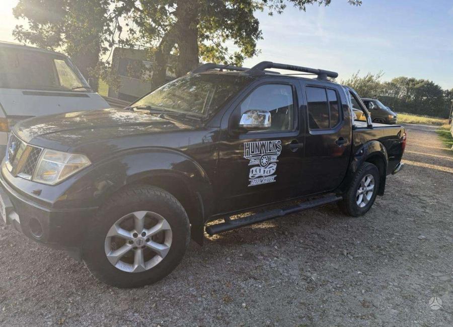 Black Nissan Navara 2009 in Raseiniai, with an engine capacity of 2.50 L and mileage of 230 thousand km for 4200 €, photo 2 on AUTOMOTO.COM.LV