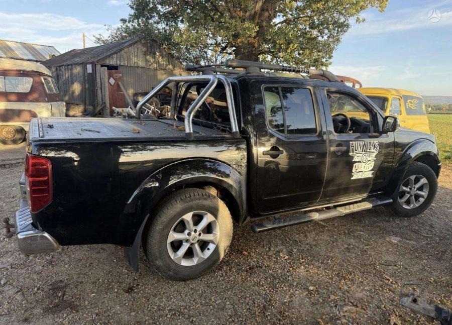 Black Nissan Navara 2009 in Raseiniai, with an engine capacity of 2.50 L and mileage of 230 thousand km for 4200 €, photo 3 on AUTOMOTO.COM.LV