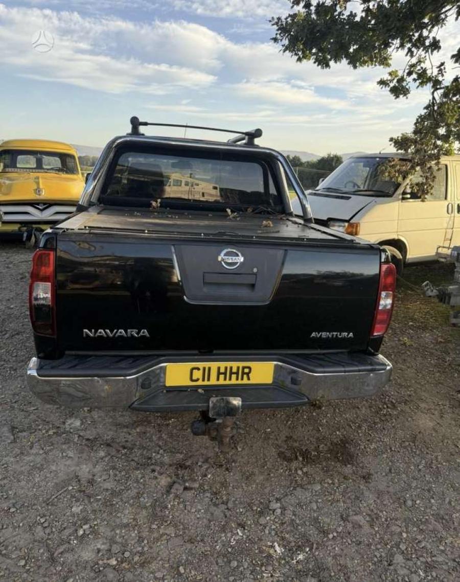 Black Nissan Navara 2009 in Raseiniai, with an engine capacity of 2.50 L and mileage of 230 thousand km for 4200 €, photo 4 on AUTOMOTO.COM.LV