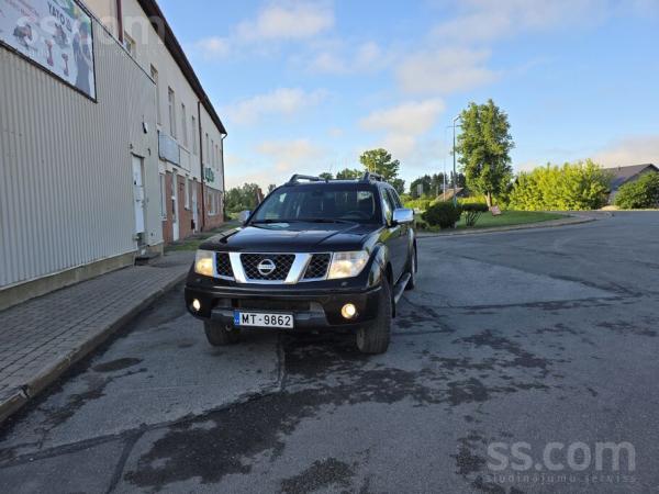 Black Nissan Navara 2009 in Gulbene, with an engine capacity of 2.50 L and mileage of 424 thousand km for 4900 €, photo 1 on AUTOMOTO.COM.LV