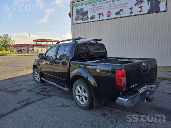 Black Nissan Navara 2009 in Gulbene, with an engine capacity of 2.50 L and mileage of 424 thousand km for 4900 €, photo 3 on AUTOMOTO.COM.LV