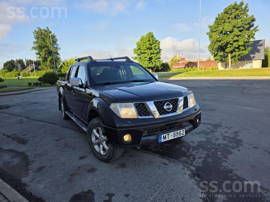 Black Nissan Navara 2009 in Gulbene, with an engine capacity of 2.50 L and mileage of 424 thousand km for 4900 €, photo 3 on AUTOMOTO.COM.LV
