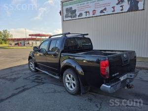 Black Nissan Navara 2009 in Gulbene, with an engine capacity of 2.50 L and mileage of 424 thousand km for 4900 €, photo 4 on AUTOMOTO.COM.LV