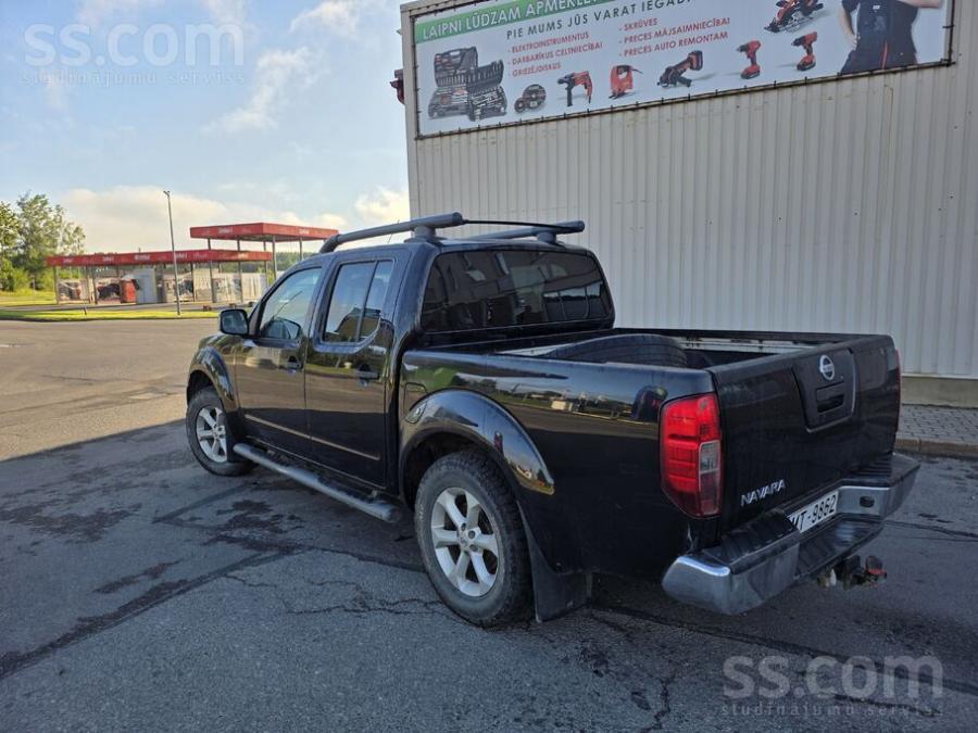 Black Nissan Navara 2009 in Gulbene, with an engine capacity of 2.50 L and mileage of 424 thousand km for 4900 €, photo 4 on AUTOMOTO.COM.LV