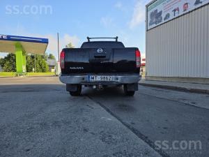 Black Nissan Navara 2009 in Gulbene, with an engine capacity of 2.50 L and mileage of 424 thousand km for 4900 €, photo 5 on AUTOMOTO.COM.LV