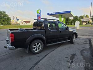 Black Nissan Navara 2009 in Gulbene, with an engine capacity of 2.50 L and mileage of 424 thousand km for 4900 €, photo 6 on AUTOMOTO.COM.LV