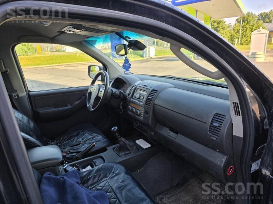 Black Nissan Navara 2009 in Gulbene, with an engine capacity of 2.50 L and mileage of 424 thousand km for 4900 €, photo 7 on AUTOMOTO.COM.LV