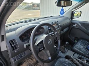 Black Nissan Navara 2009 in Gulbene, with an engine capacity of 2.50 L and mileage of 424 thousand km for 4900 €, photo 8 on AUTOMOTO.COM.LV