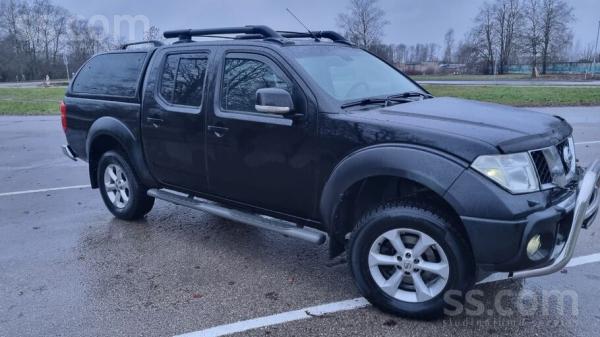 Black Nissan Navara 2009 in Aizkraukle, with an engine capacity of 2.50 L and mileage of 243 thousand km for 5900 €, photo 1 on AUTOMOTO.COM.LV