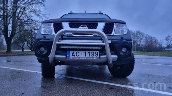 Black Nissan Navara 2009 in Aizkraukle, with an engine capacity of 2.50 L and mileage of 243 thousand km for 5900 €, photo 3 on AUTOMOTO.COM.LV