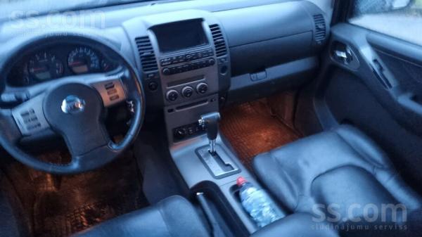 Black Nissan Navara 2009 in Aizkraukle, with an engine capacity of 2.50 L and mileage of 243 thousand km for 5900 €, photo 9 on AUTOMOTO.COM.LV