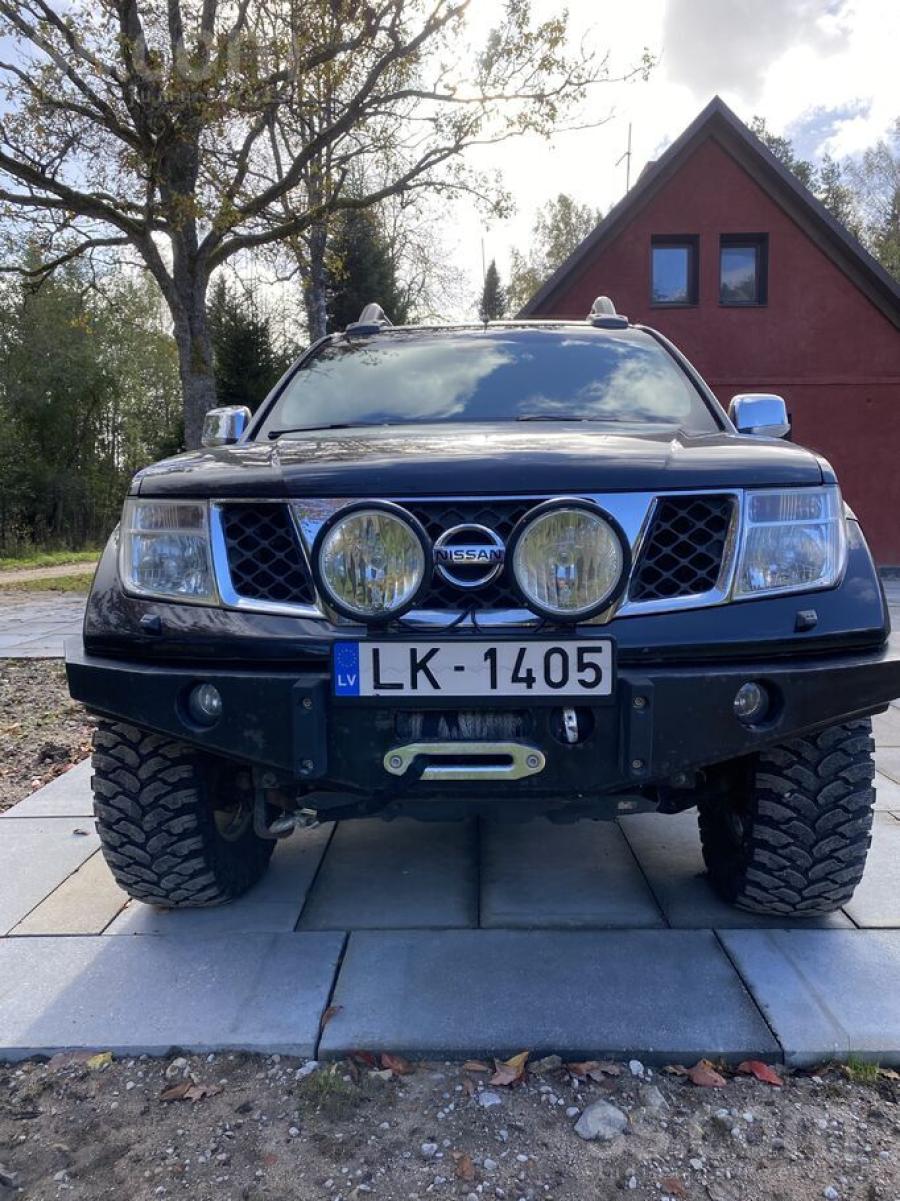 Black Nissan Navara 2009 in Kuldiga, with an engine capacity of 2.50 L and mileage of 188 thousand km for 11900 €, photo 1 on AUTOMOTO.COM.LV
