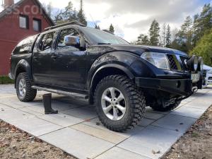 Black Nissan Navara 2009 in Kuldiga, with an engine capacity of 2.50 L and mileage of 188 thousand km for 11900 €, photo 4 on AUTOMOTO.COM.LV