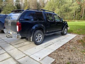 Black Nissan Navara 2009 in Kuldiga, with an engine capacity of 2.50 L and mileage of 188 thousand km for 11900 €, photo 5 on AUTOMOTO.COM.LV