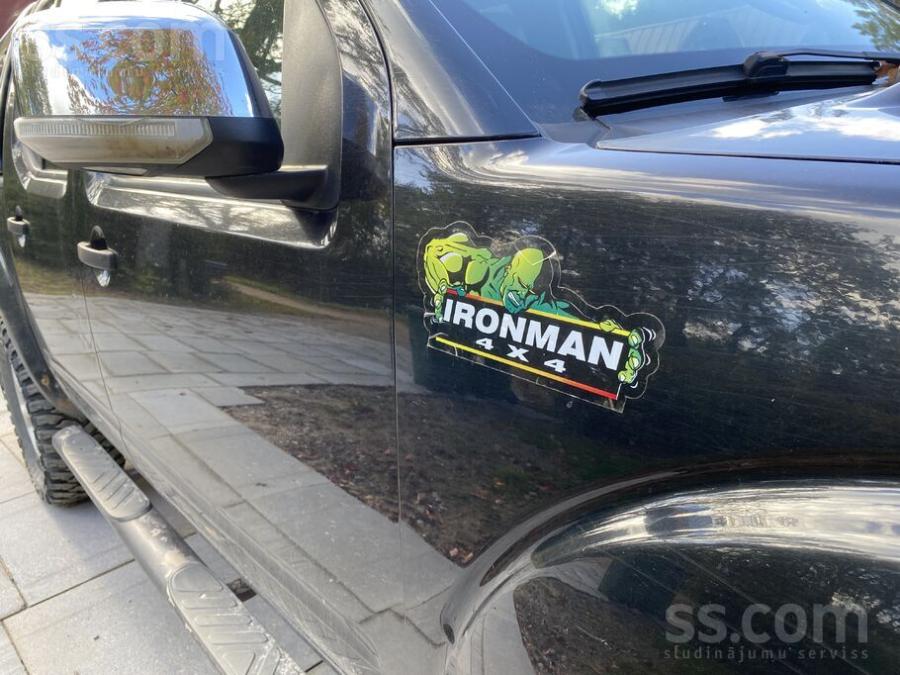 Black Nissan Navara 2009 in Kuldiga, with an engine capacity of 2.50 L and mileage of 188 thousand km for 11900 €, photo 7 on AUTOMOTO.COM.LV