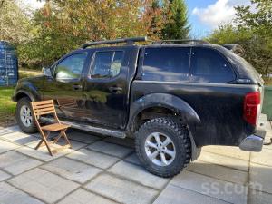 Black Nissan Navara 2009 in Kuldiga, with an engine capacity of 2.50 L and mileage of 188 thousand km for 11900 €, photo 8 on AUTOMOTO.COM.LV