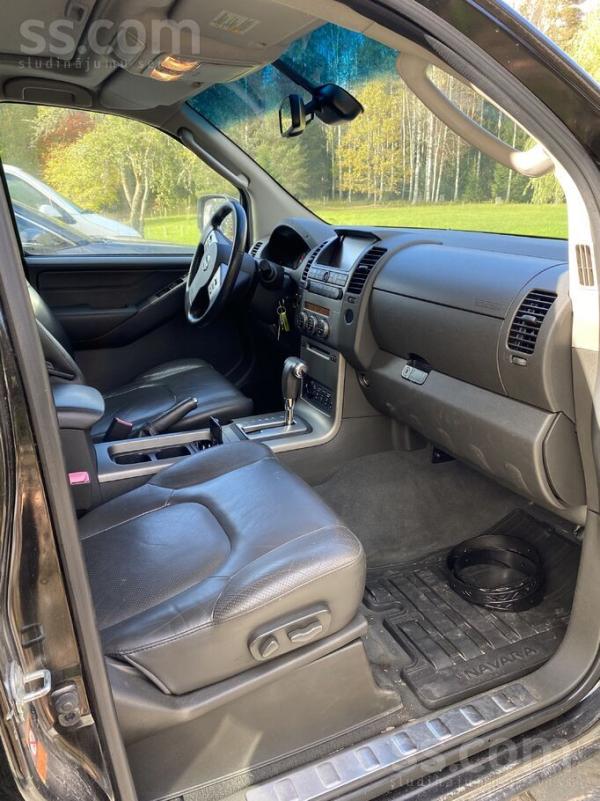 Black Nissan Navara 2009 in Kuldiga, with an engine capacity of 2.50 L and mileage of 188 thousand km for 11900 €, photo 9 on AUTOMOTO.COM.LV