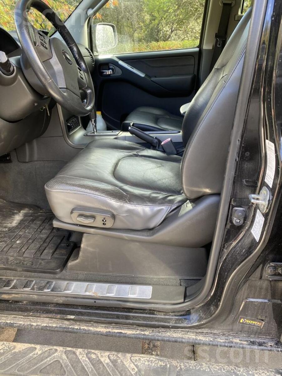 Black Nissan Navara 2009 in Kuldiga, with an engine capacity of 2.50 L and mileage of 188 thousand km for 11900 €, photo 10 on AUTOMOTO.COM.LV