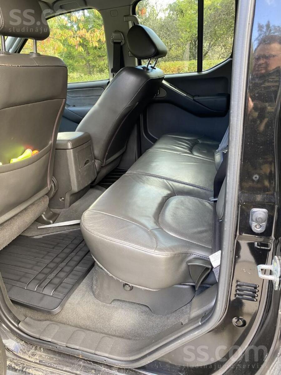 Black Nissan Navara 2009 in Kuldiga, with an engine capacity of 2.50 L and mileage of 188 thousand km for 11900 €, photo 12 on AUTOMOTO.COM.LV